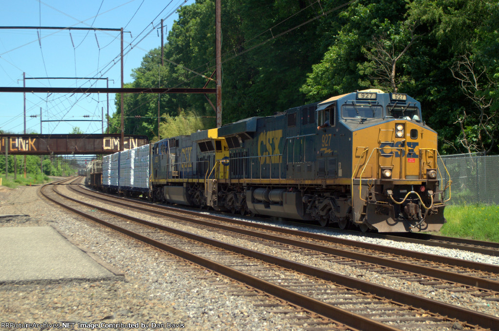 CSX ES44AH 927 leads Q439-14